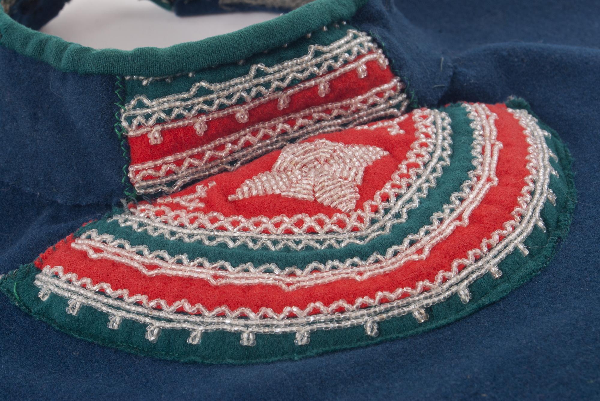 Kringla - barmkläde, bröstbeklädnad, boengeskuvmie (saS), bieliegievlie ...